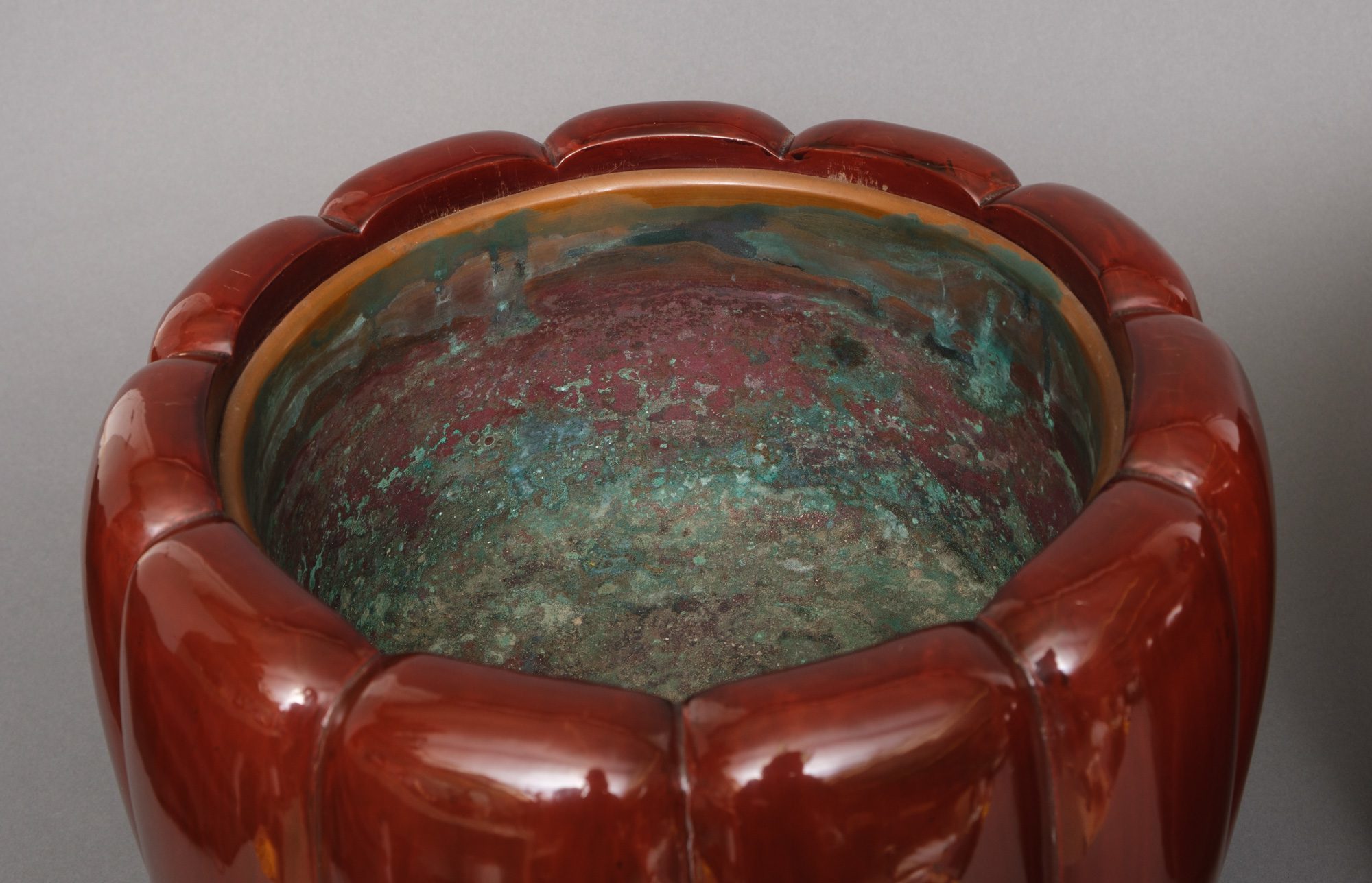 A PAIR OF RED LACQUERED JAPANESE HIBACHI, EARLY SHOWA PERIOD