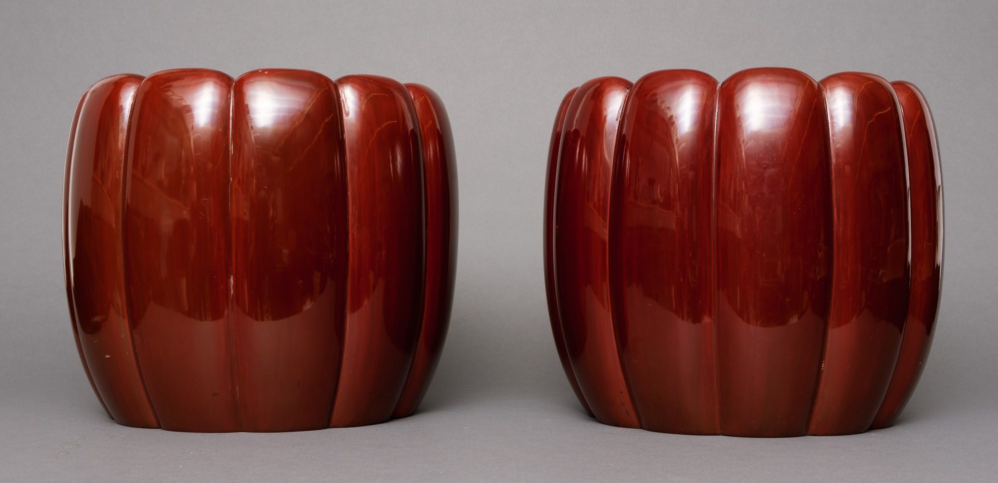 A PAIR OF RED LACQUERED JAPANESE HIBACHI, EARLY SHOWA PERIOD