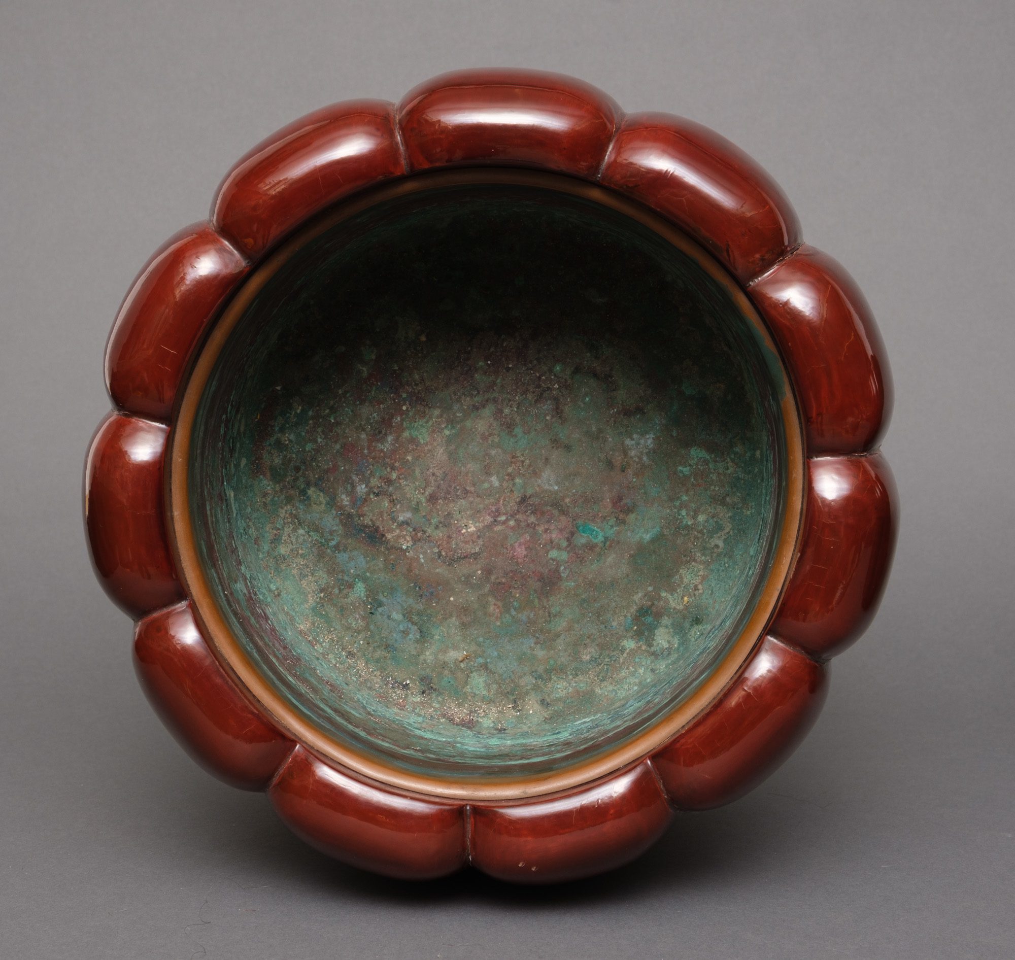 A PAIR OF RED LACQUERED JAPANESE HIBACHI, EARLY SHOWA PERIOD