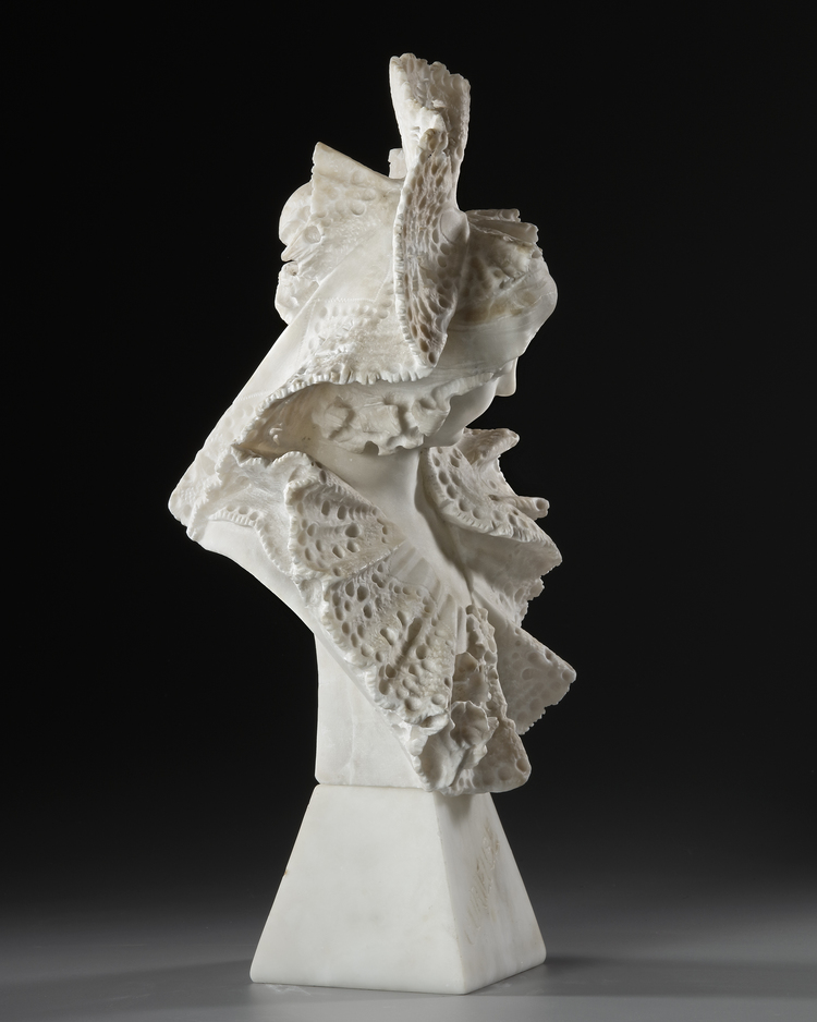 AN ALABASTER SCULPTURE OF AN ELEGANT LADY, LATE 19TH CENTURY