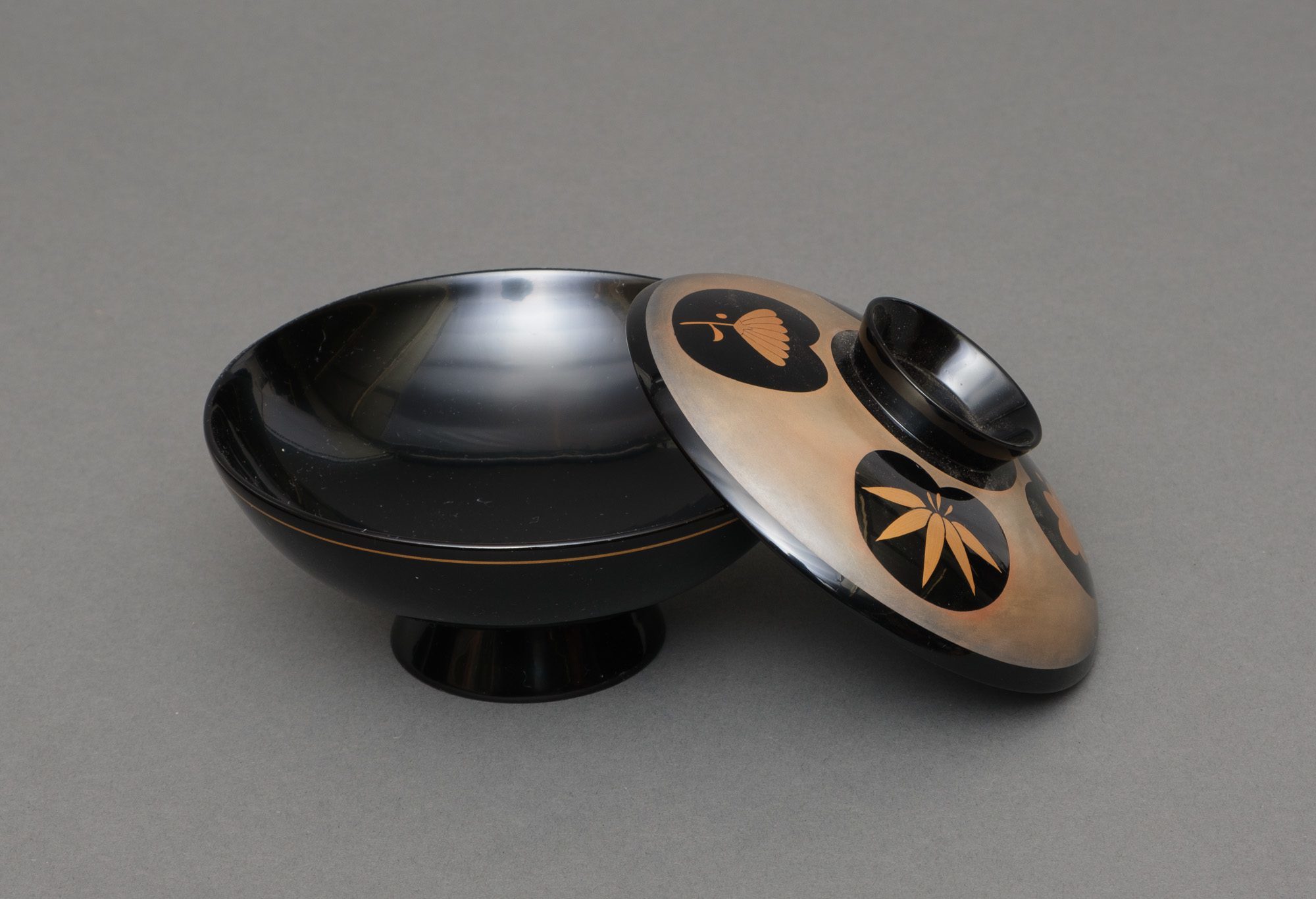 A SET OF FIVE BLACK LACQUER LIDDED BOWLS
