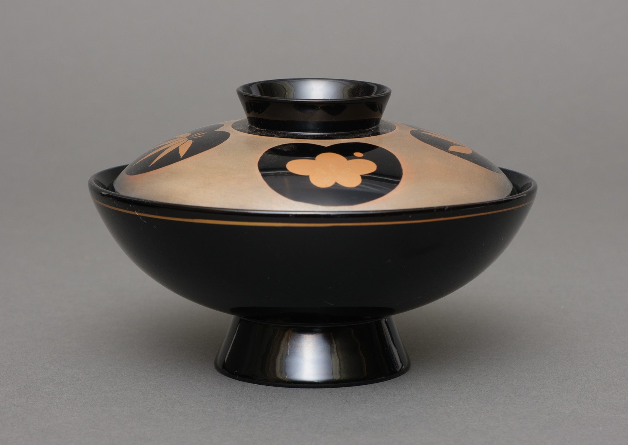 A SET OF FIVE BLACK LACQUER LIDDED BOWLS