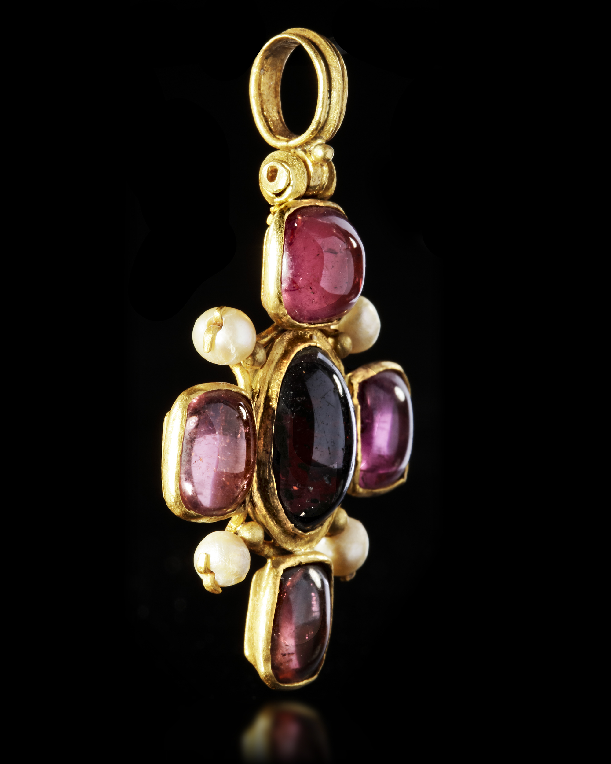 A MEDIEVAL GOLD CROSS, 14TH TO 15TH CENTURY
