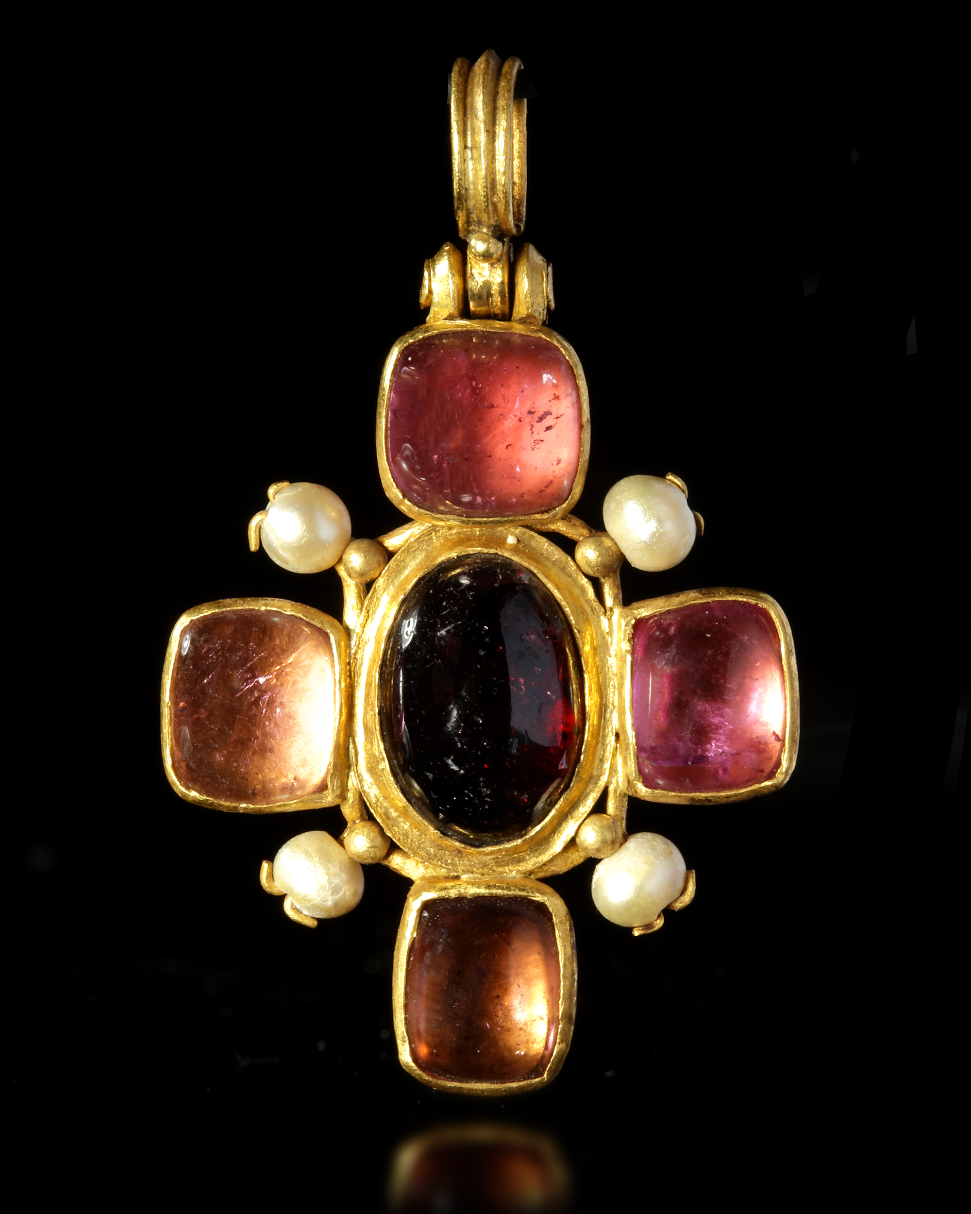 A MEDIEVAL GOLD CROSS, 14TH TO 15TH CENTURY