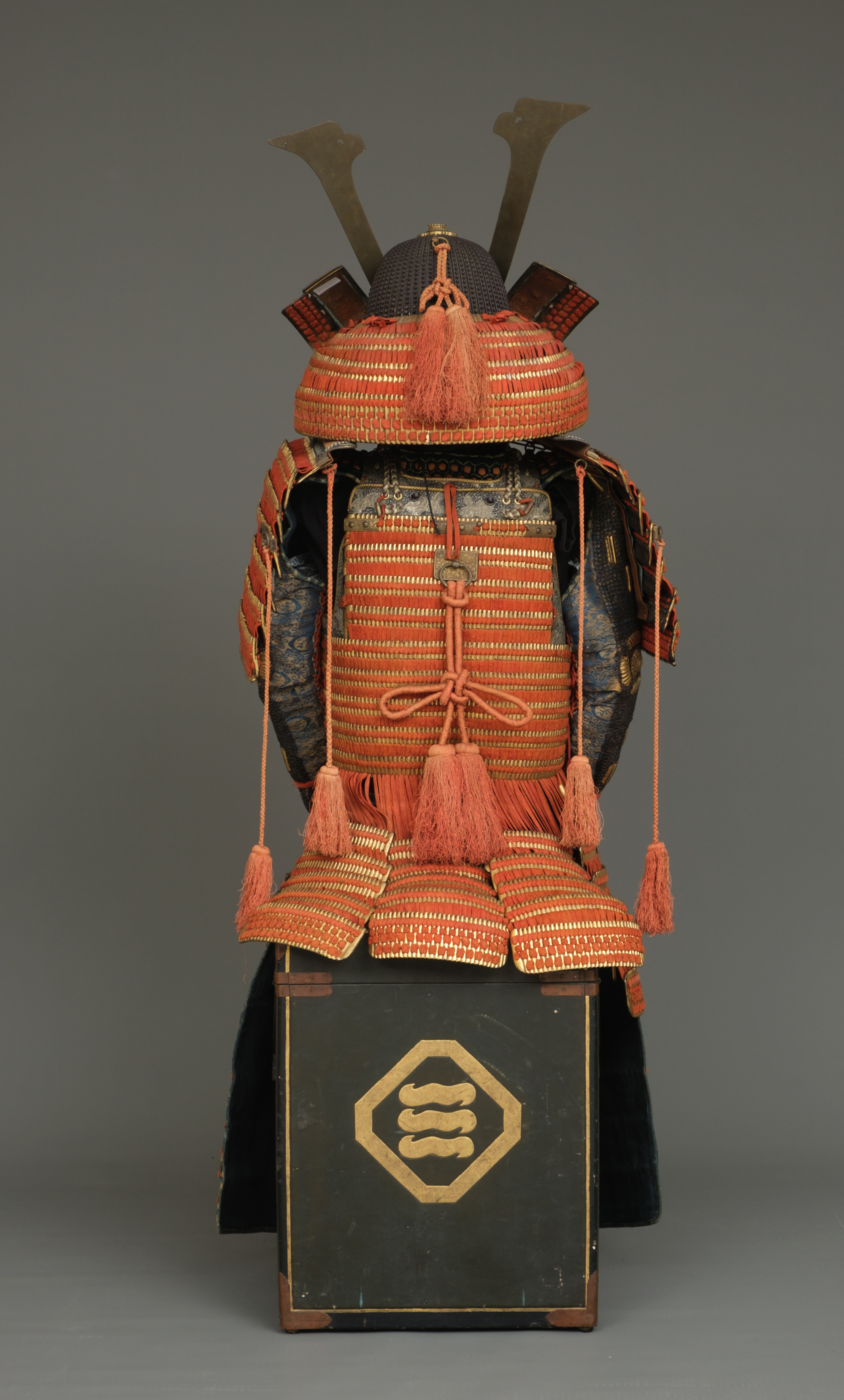 A GOLD LACQUER JAPANESE SUIT OF ARMOUR (YOROI), LATE EDO PERIOD
