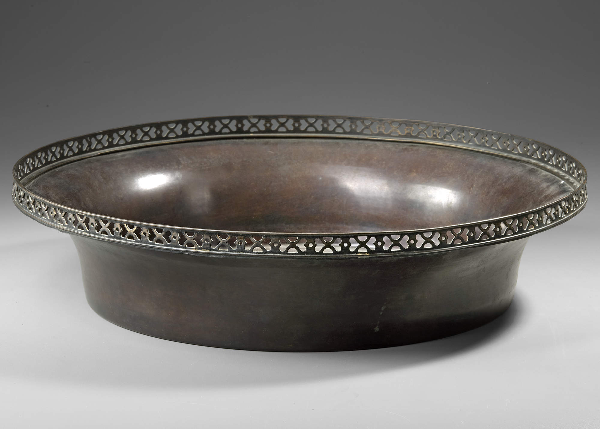 A JAPANESE BRASS ROUND WATER BASIN WITH UPSTANDING EDGE, 20TH CENTURY