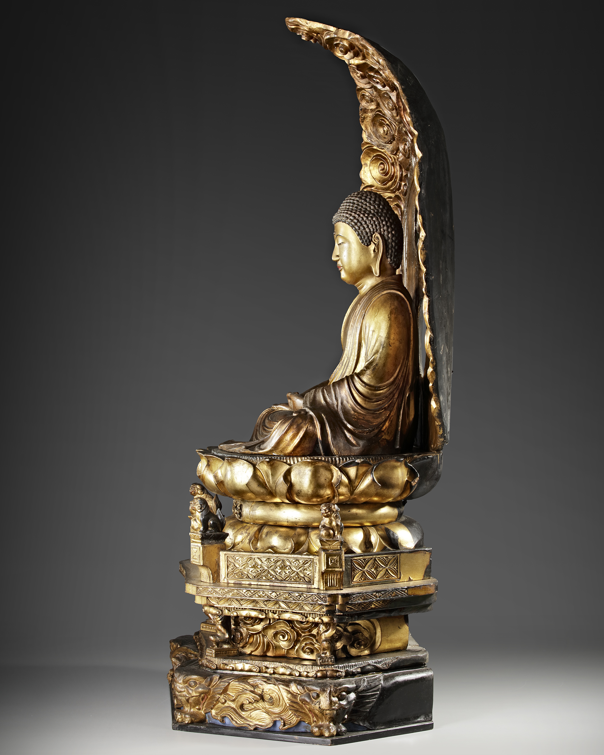 A LARGE JAPANESE AMIDA BUDDHA ON A THRONE WITH LARGE MANDORLA, EDO ...