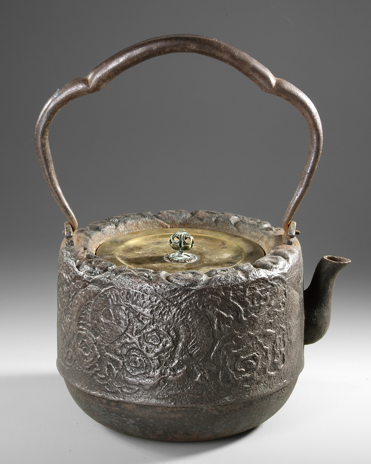 A JAPANESE LARGE CAST IRON TEA KETTLE, EDO PERIOD
