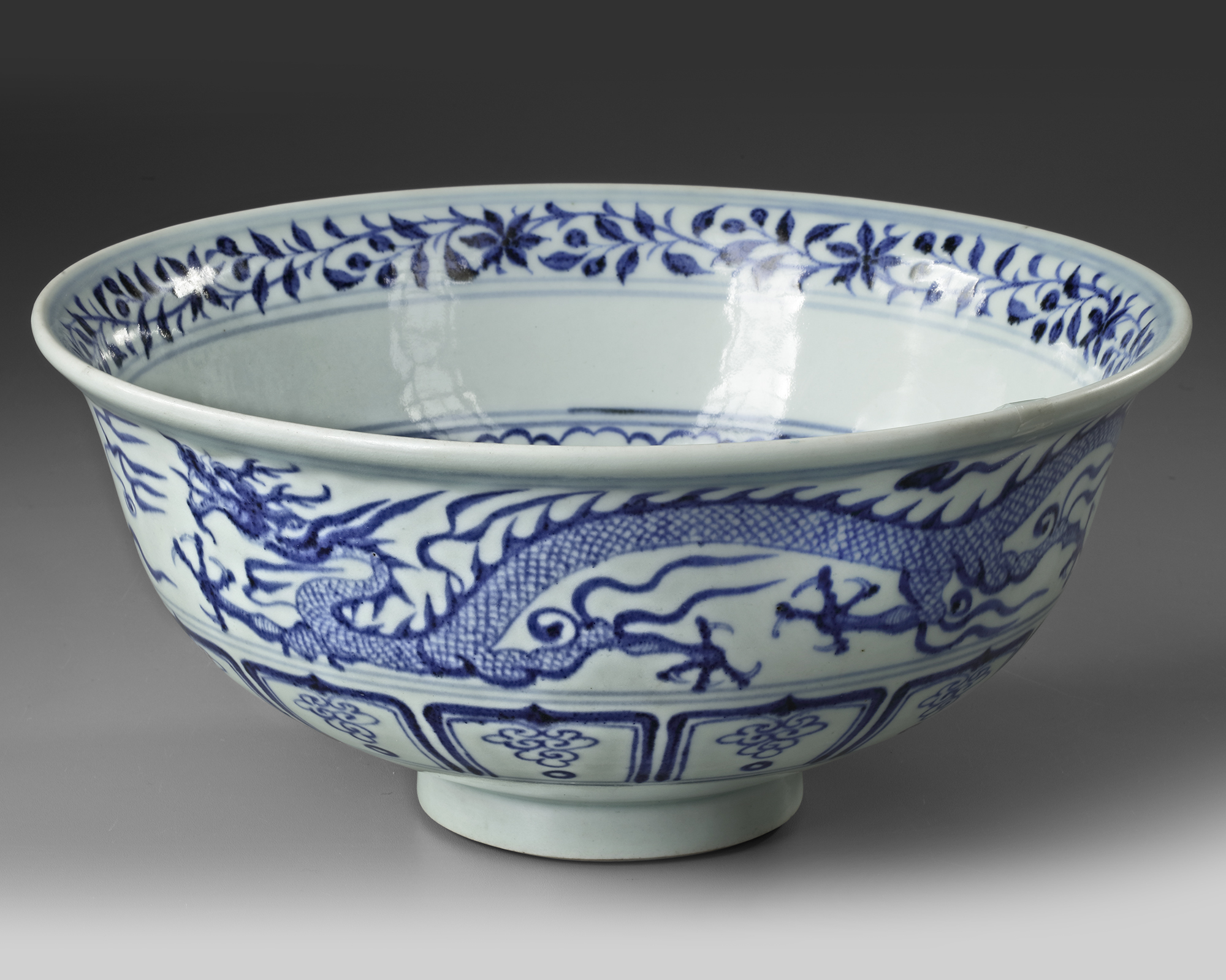 A LARGE CHINESE BLUE AND WHITE 'DRAGON' BOWL, MING DYNASTY OR LATER