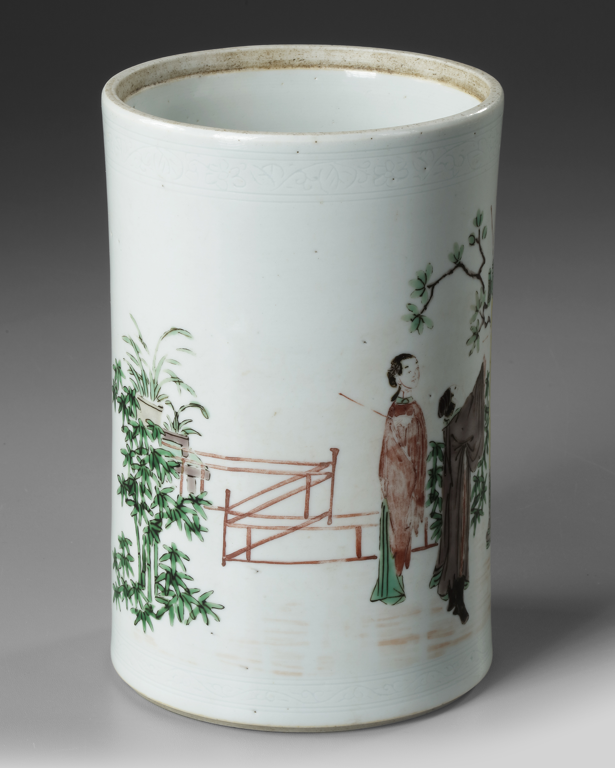 A CHINESE FAMILLE VERTE BRUSH POT, BITONG, QING DYNASTY (1644- 1911)