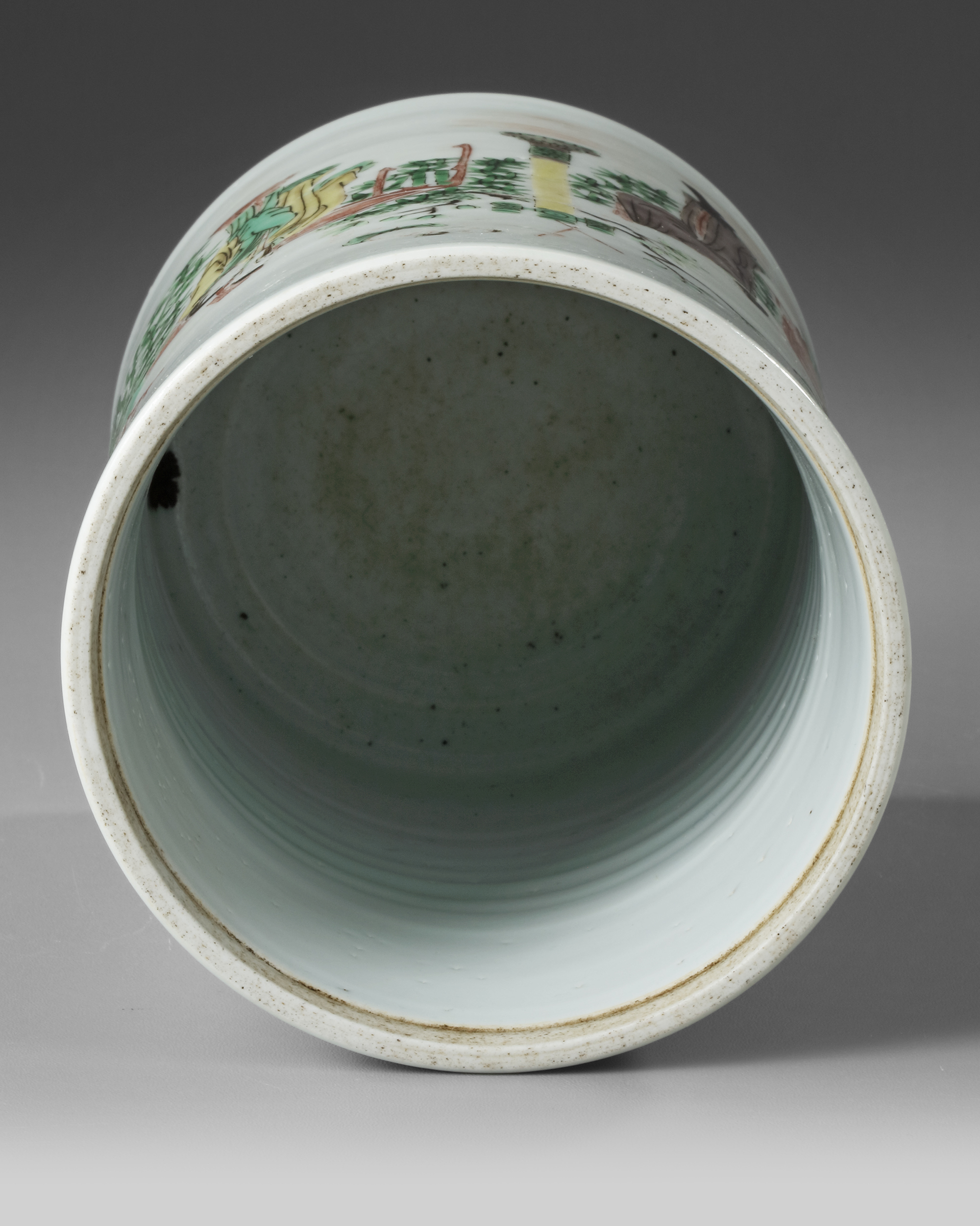 A CHINESE FAMILLE VERTE BRUSH POT, BITONG, QING DYNASTY (1644- 1911)