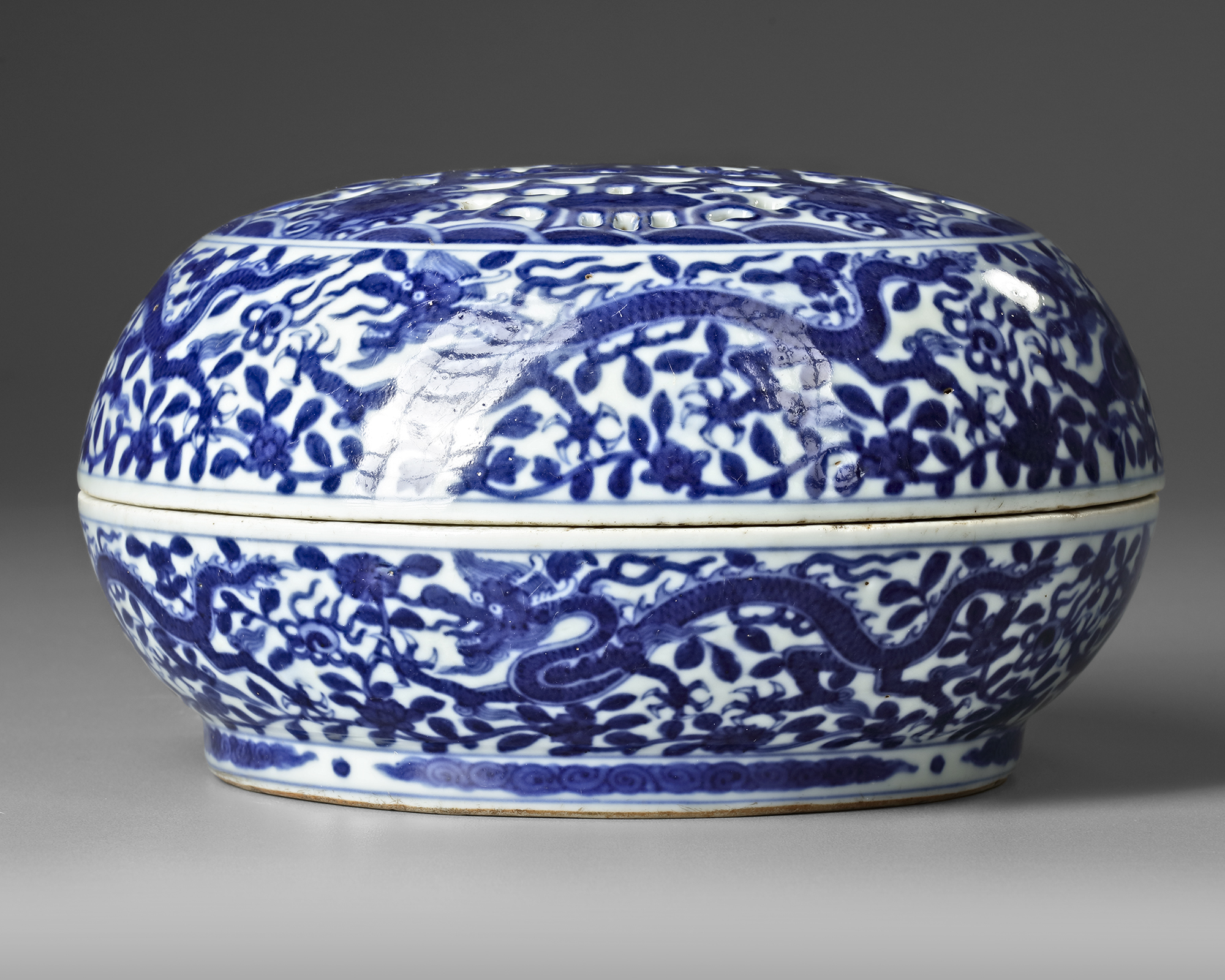 A CHINESE BLUE AND WHITE CIRCULAR BOX AND COVER