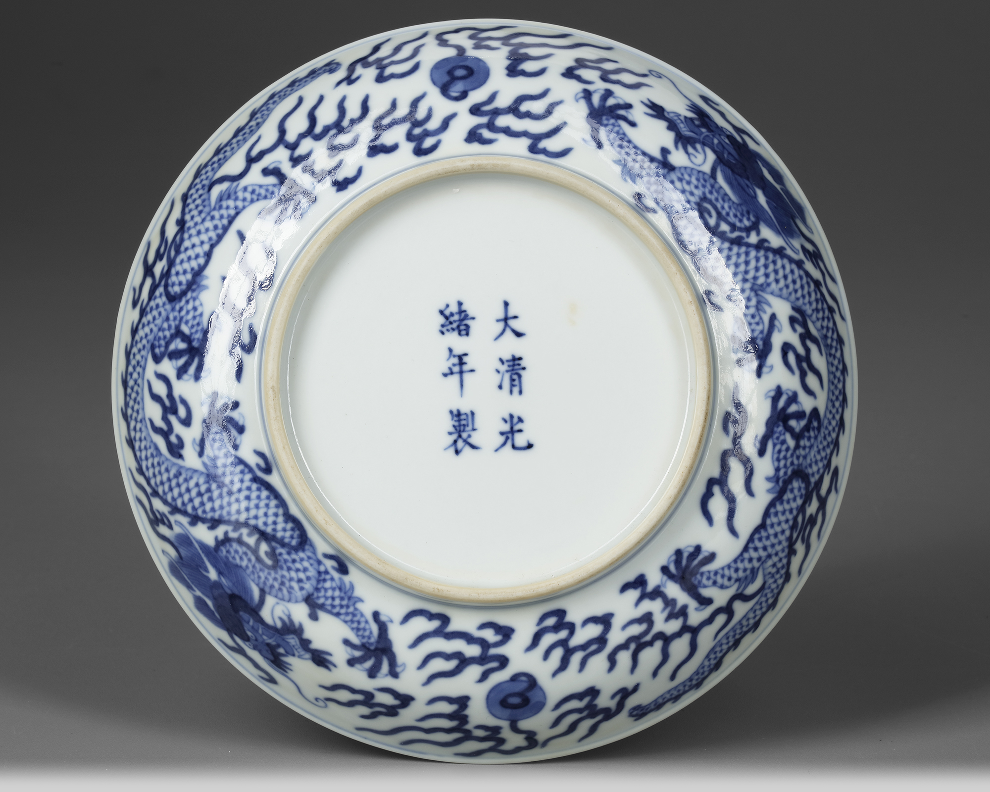 A CHINESE BLUE AND WHITE 'DRAGON' DISH, 19TH/20TH CENTURY