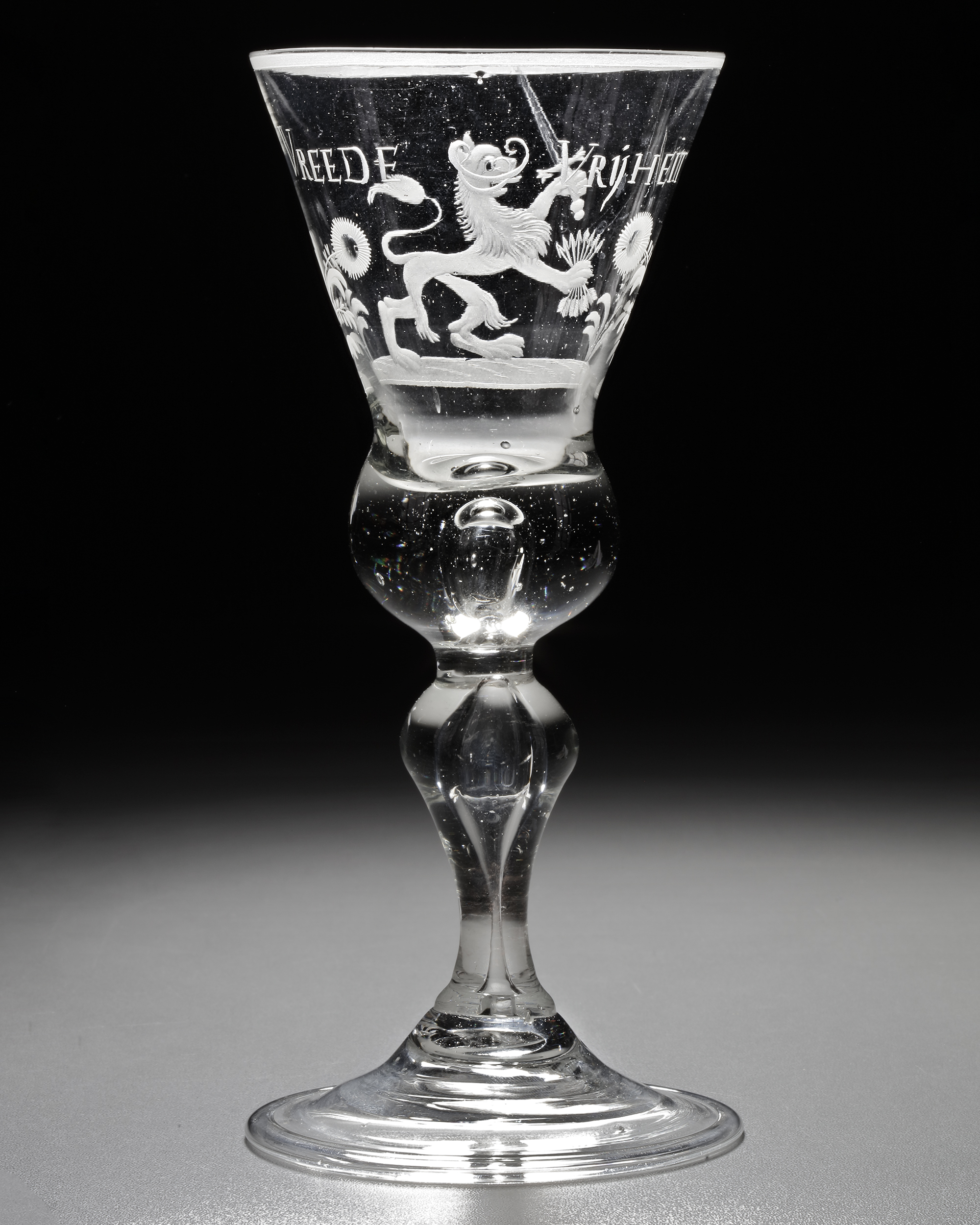 A DUTCH 18TH CENTURY CRYSTAL ENGRAVED DRINKING GLASS OR GOBLET, 'VREDE ...