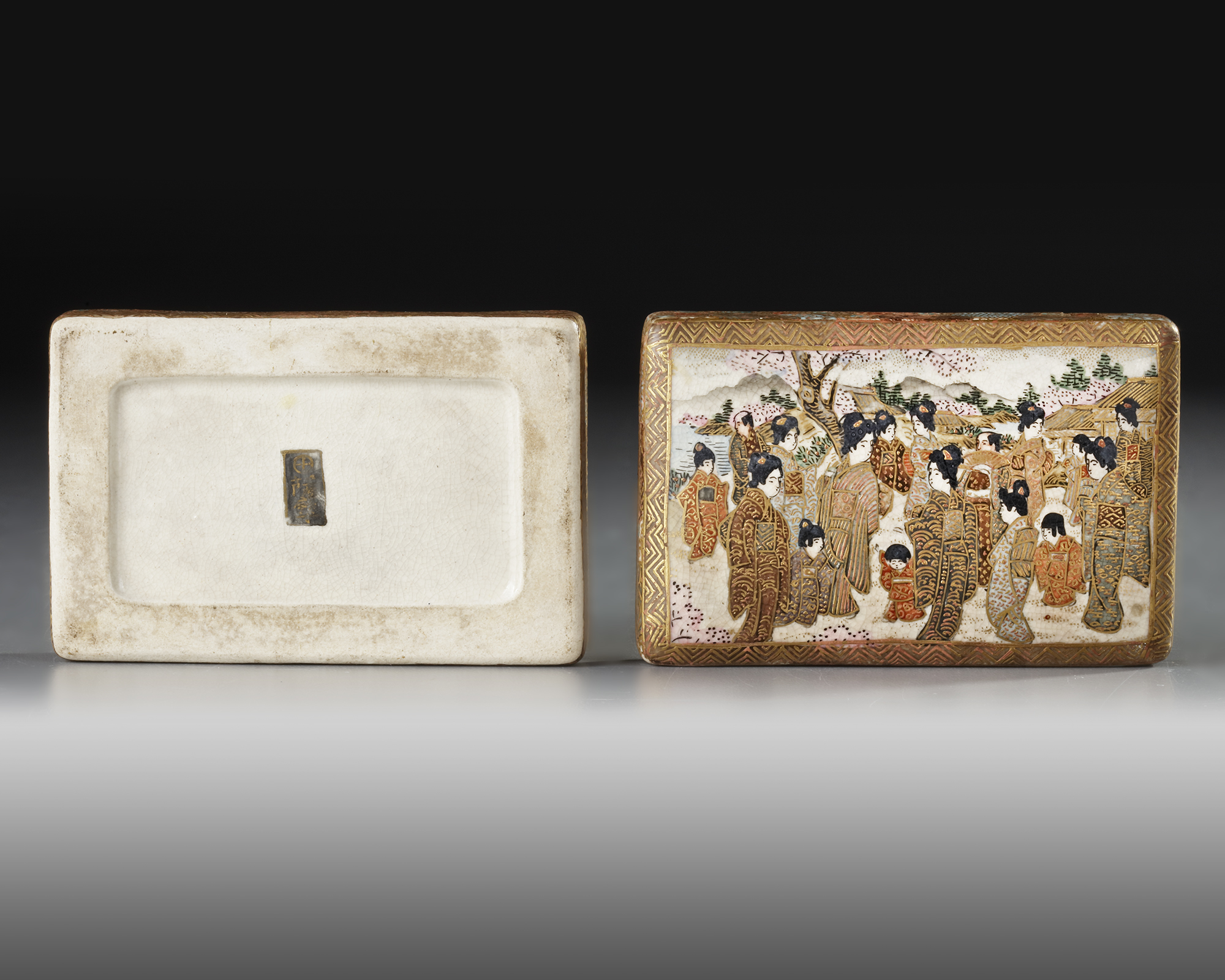 A JAPANESE SATSUMA JEWELRY BOX, CIRCA 1900