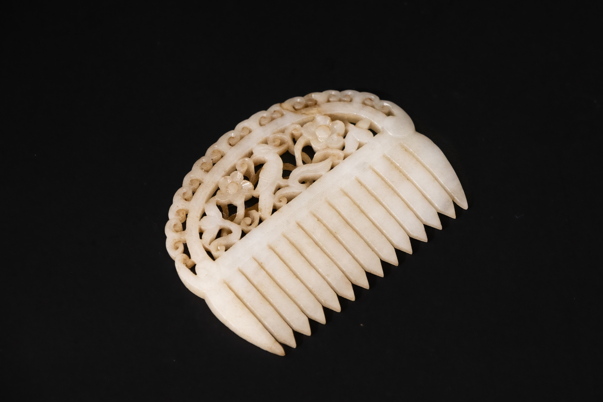 A CHINESE JADE HAIR COMB