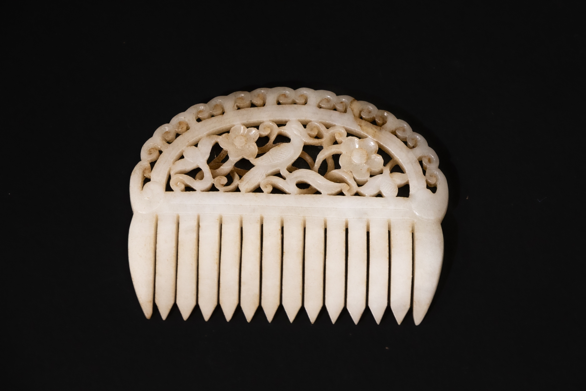 A CHINESE JADE HAIR COMB