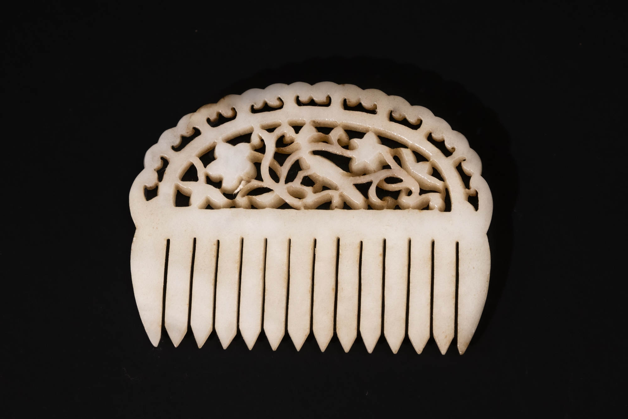 A CHINESE JADE HAIR COMB