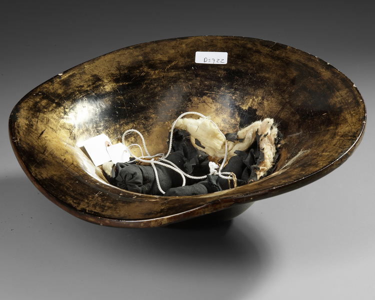 A JAPANESE JINGASA SAMURAI TRAVELING HAT WITH MITSUDOMOE CRESTS ...