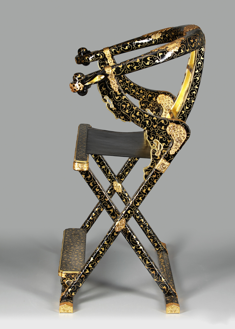 A BLACK LACQUERED JAPANESE FOLDABLE TEMPLE CHAIR WITH FLORAL MOTIFS ...