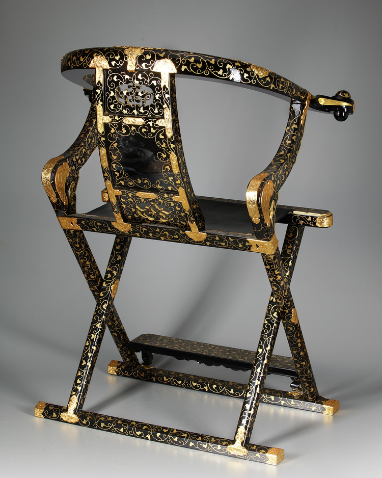 A BLACK LACQUERED JAPANESE FOLDABLE TEMPLE CHAIR WITH FLORAL MOTIFS ...