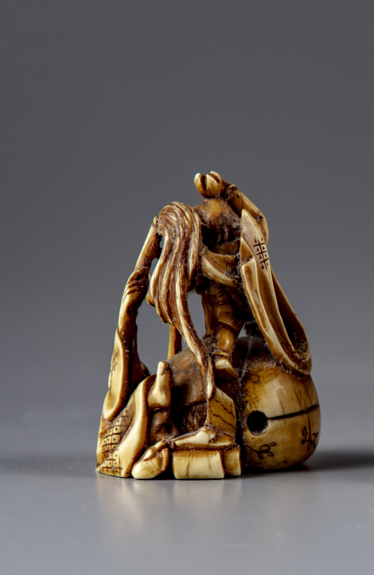 A JAPANESE NETSUKE CARVING