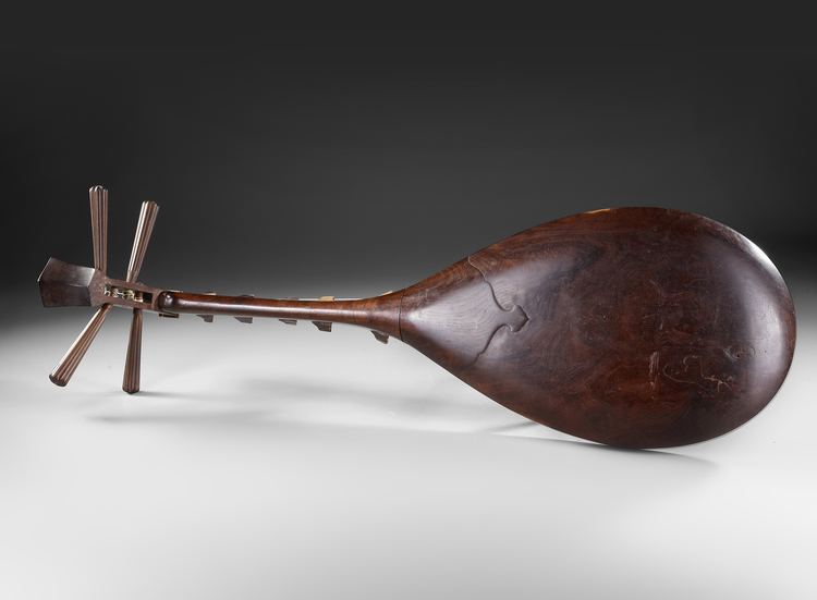 A JAPANESE BIWA TRADITIONAL LUTE INSTRUMENT, EARLY 20TH CENTURY