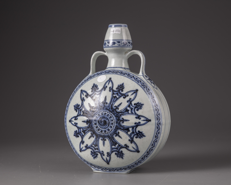 A Ming-style blue and white moon-flask