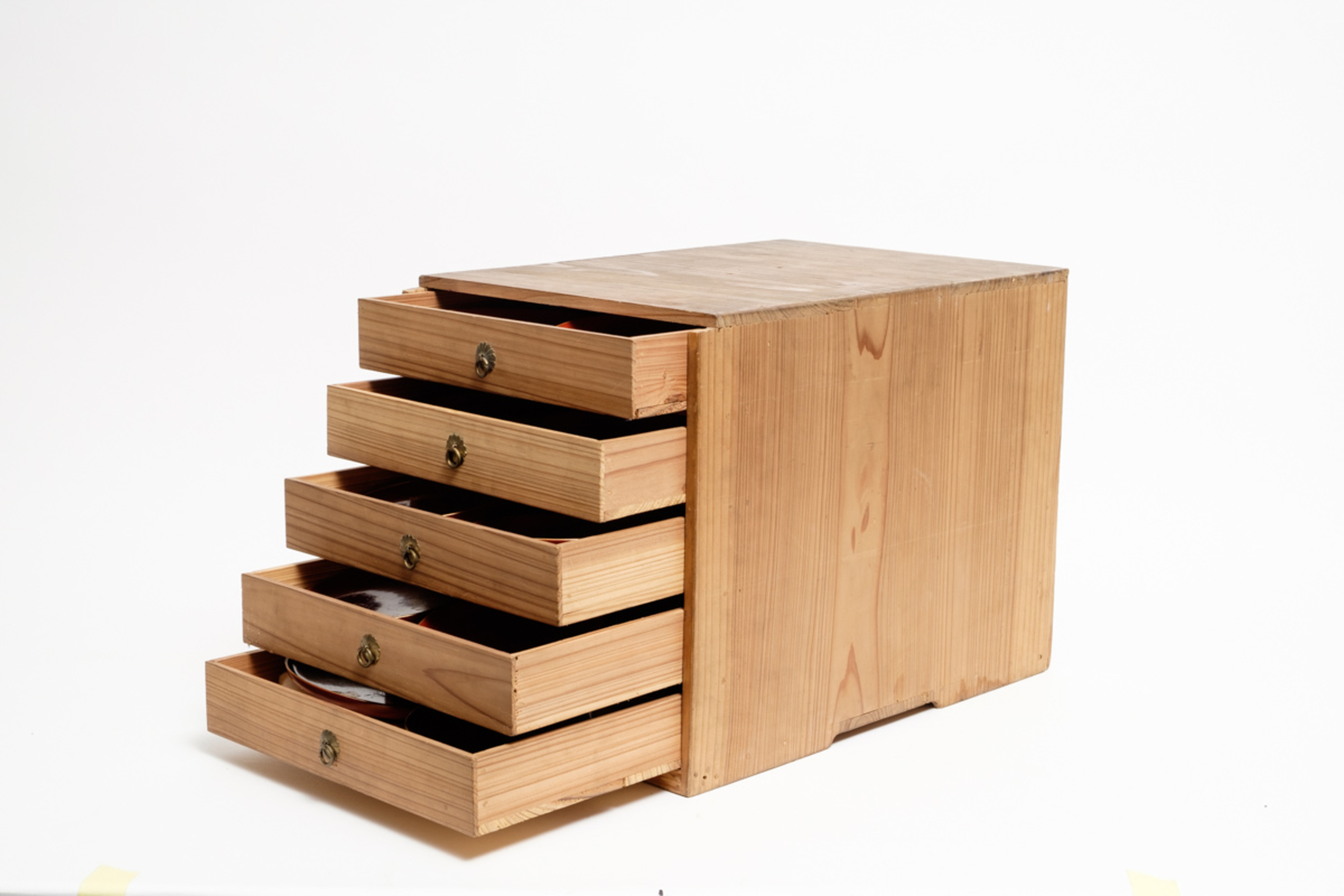 A lot with 30 pieces flat red lacquered sake-plates (hikisakazuki)