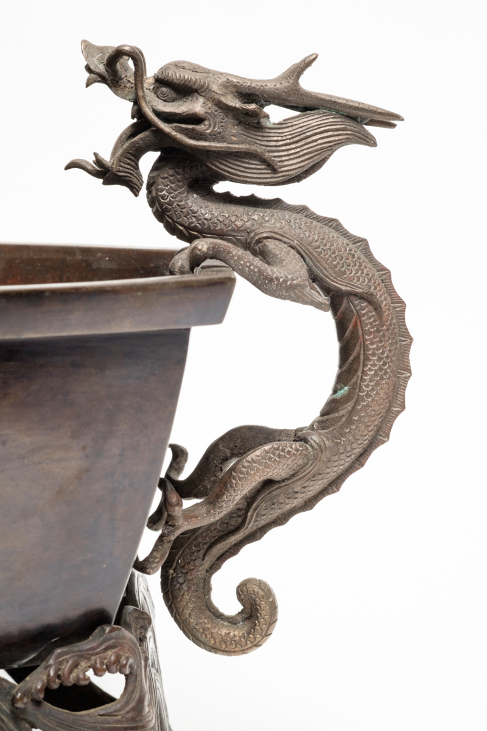 A boat shaped bronze water basin